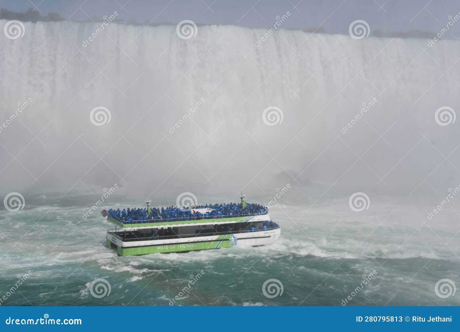 Maid of the Mist Boat at Niagara Falls between USA and Canada Editorial ...