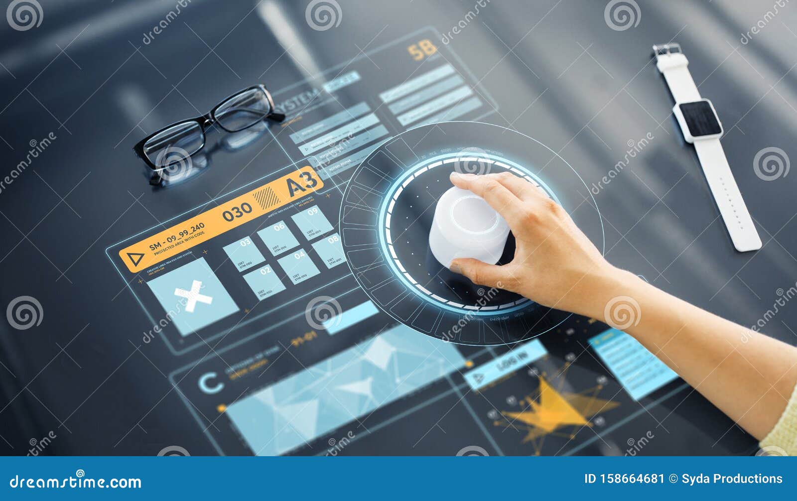 Main Avec Bouton De Commande Sur Le Panneau Interactif Image stock ...