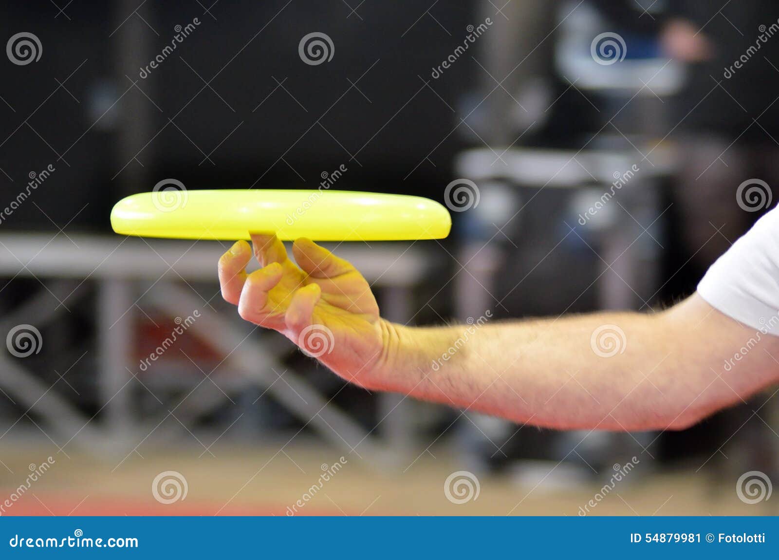 Main avec freesby image stock. Image du plaque, vert - 54879981