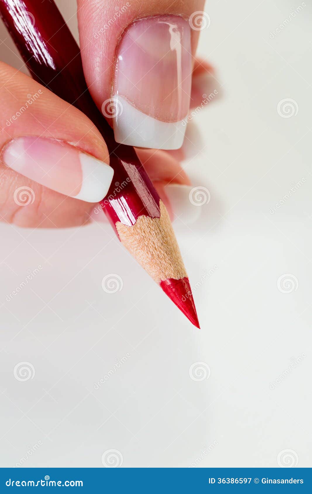 Main avec le crayon rouge image stock. Image du budget - 36386597