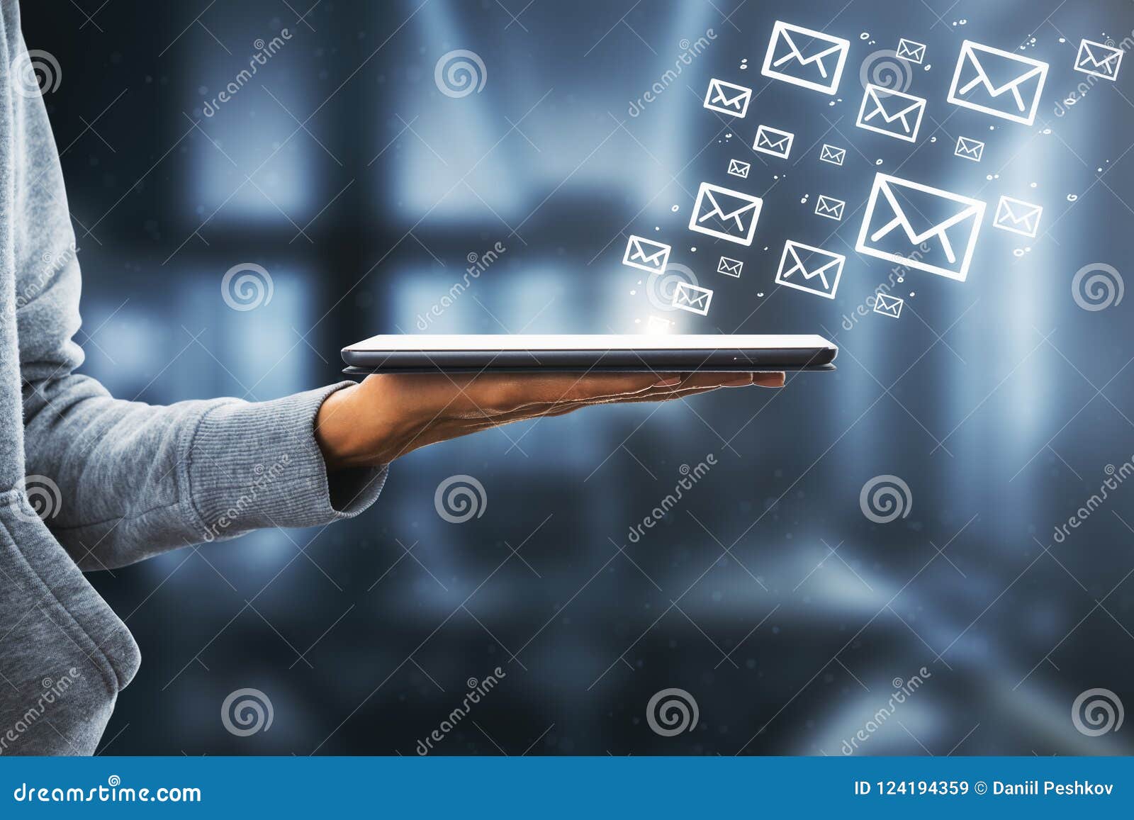 Main Avec Le Croquis De Touchpad Et D'email Image stock - Image du ...