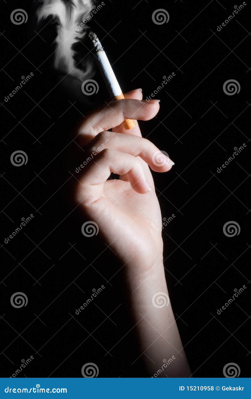 Main avec une cigarette photo stock. Image du fixation - 15210958