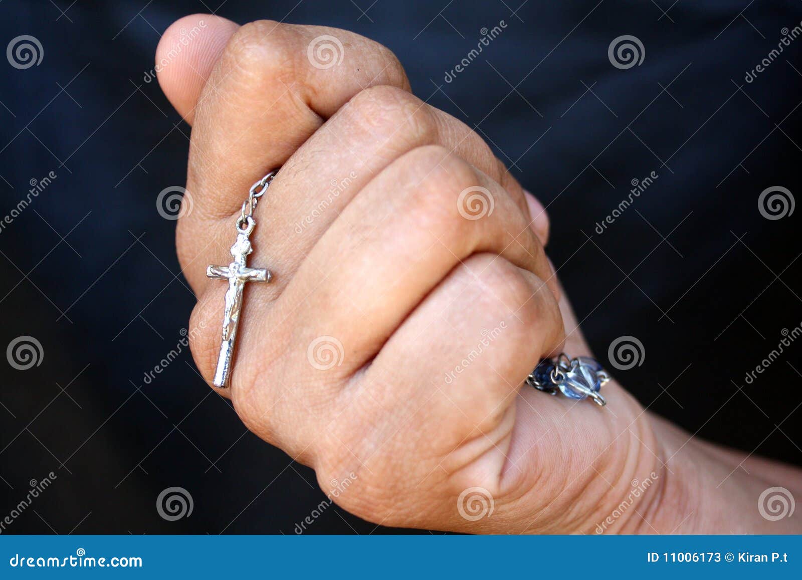 Main avec une croix image stock. Image du christ, catholique - 11006173