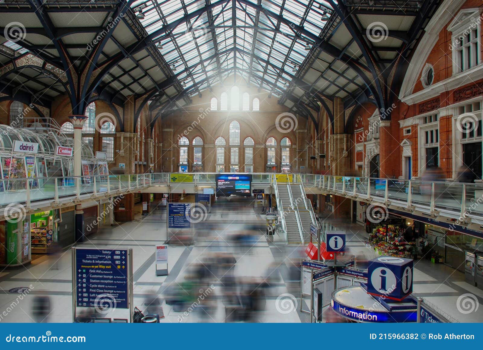 The Main Concourse of Liverpool St Station in London Editorial ...