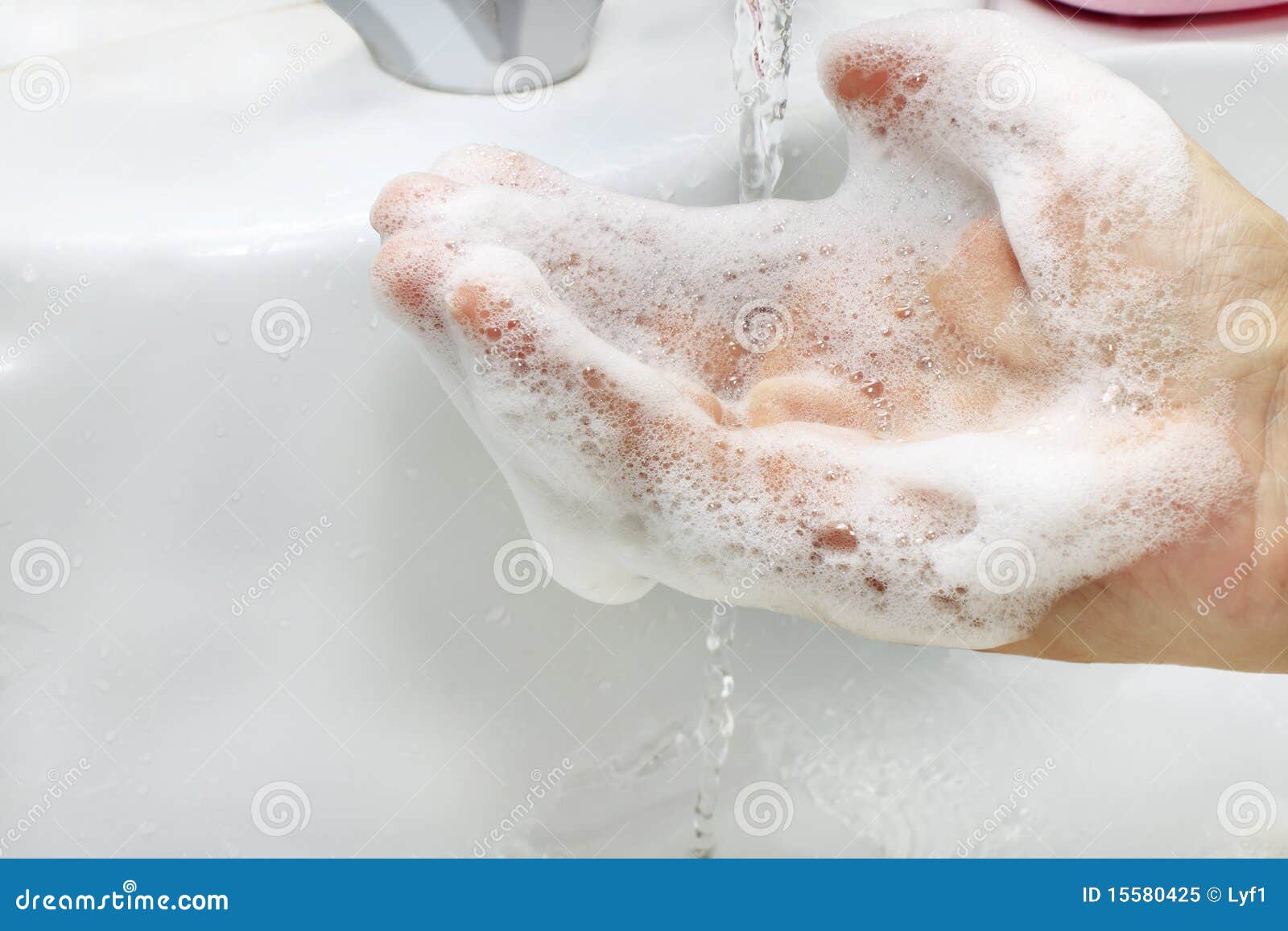 Main dans les lessives image stock. Image du bulle, ménage - 15580425