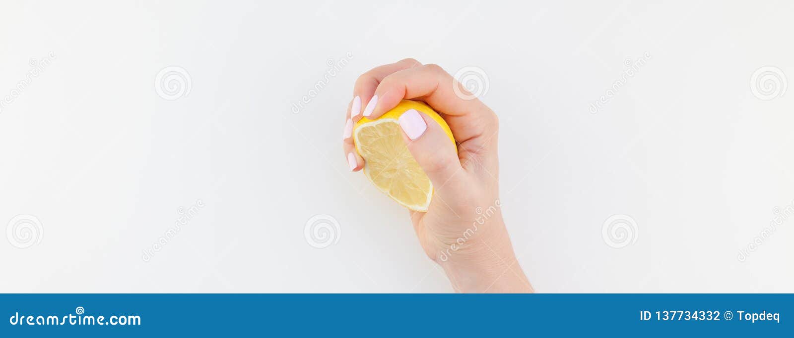 Main De Femme Avec Le Citron Photo stock - Image du sain, santé: 137734332
