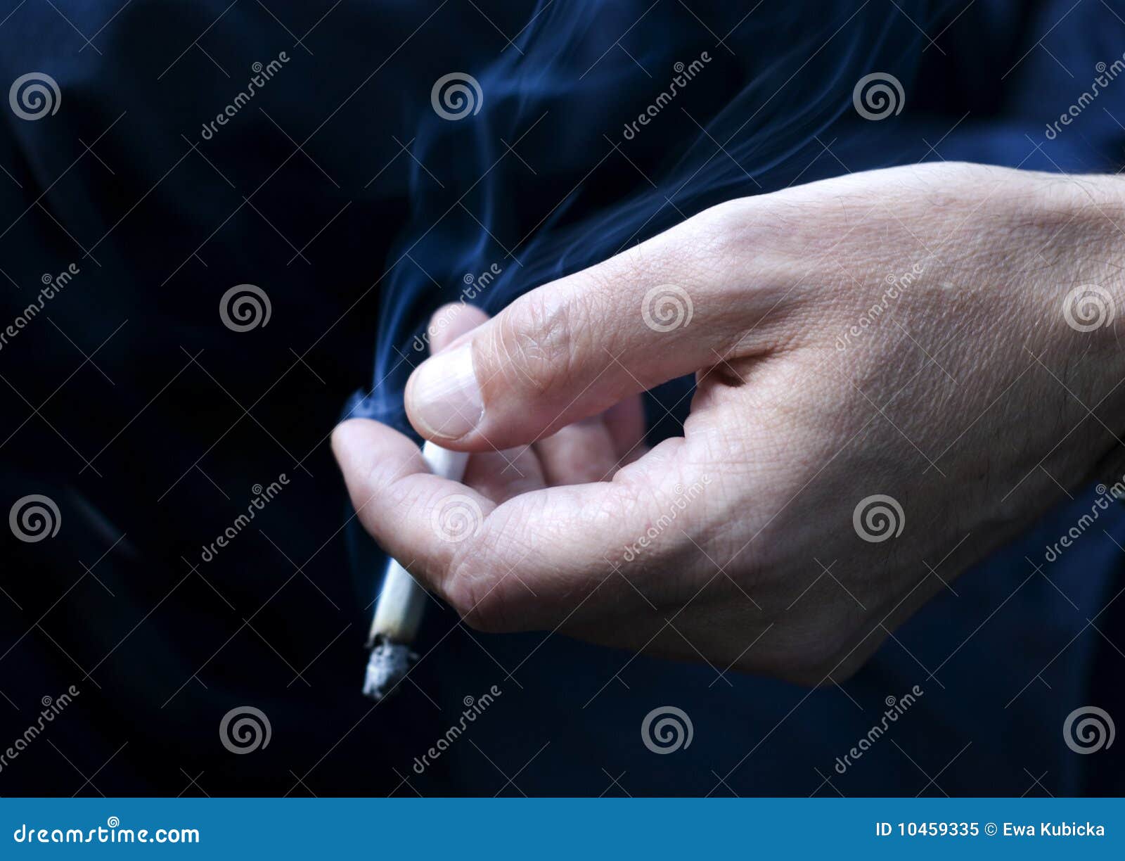 Main de fumeur image stock. Image du réseau, cigarette - 10459335