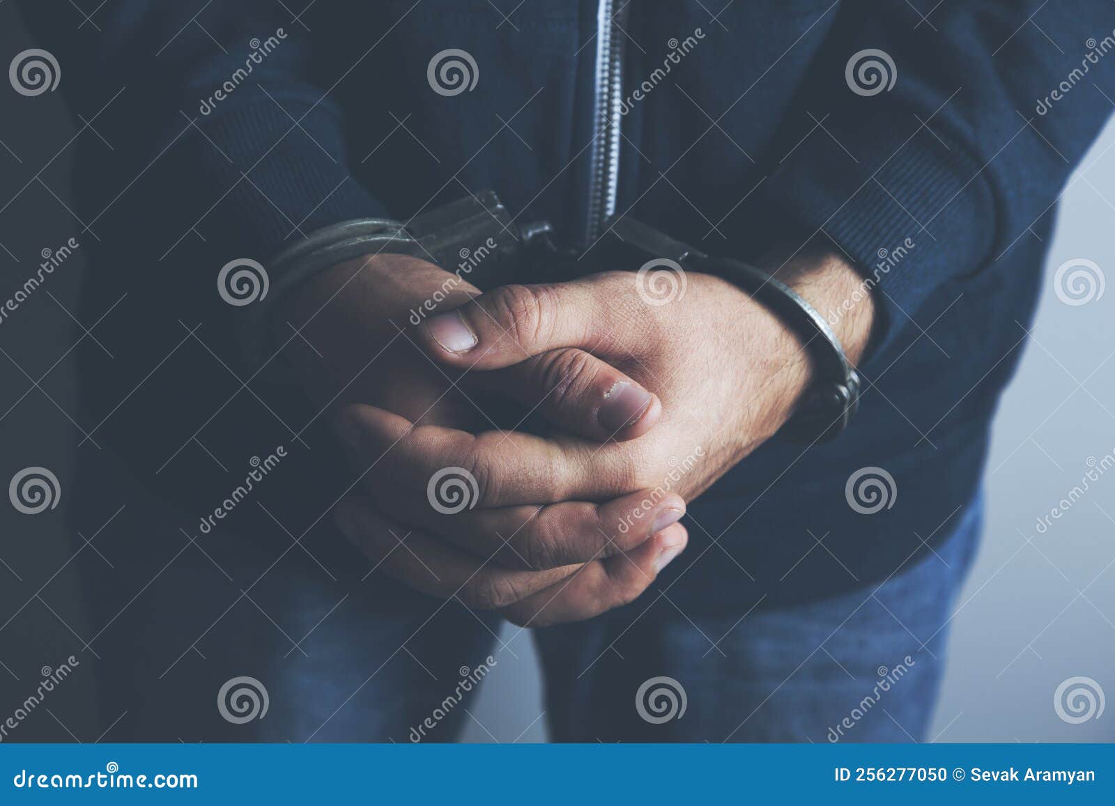 Main De L'homme Avec Menottes Photo stock - Image du prisonnier ...