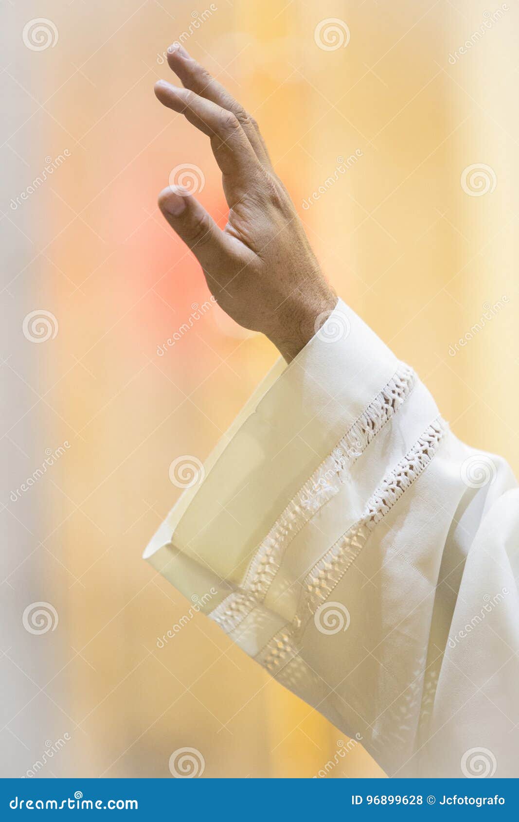 Main De La Bénédiction Du ` S De Prêtre Photo stock - Image du ...