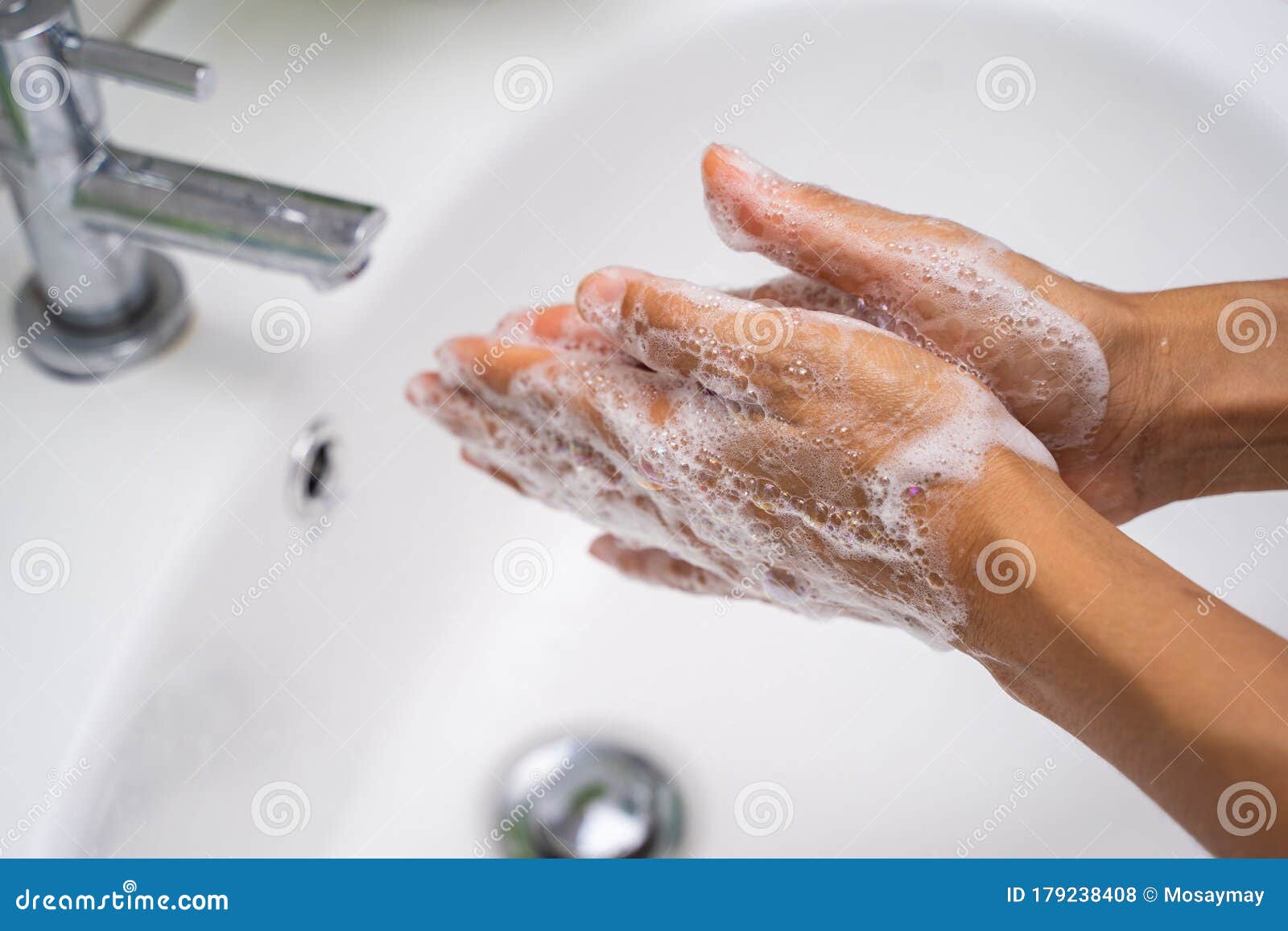 Main De Lavage Avec De La Mousse De Lavage Des Mains Photo stock ...
