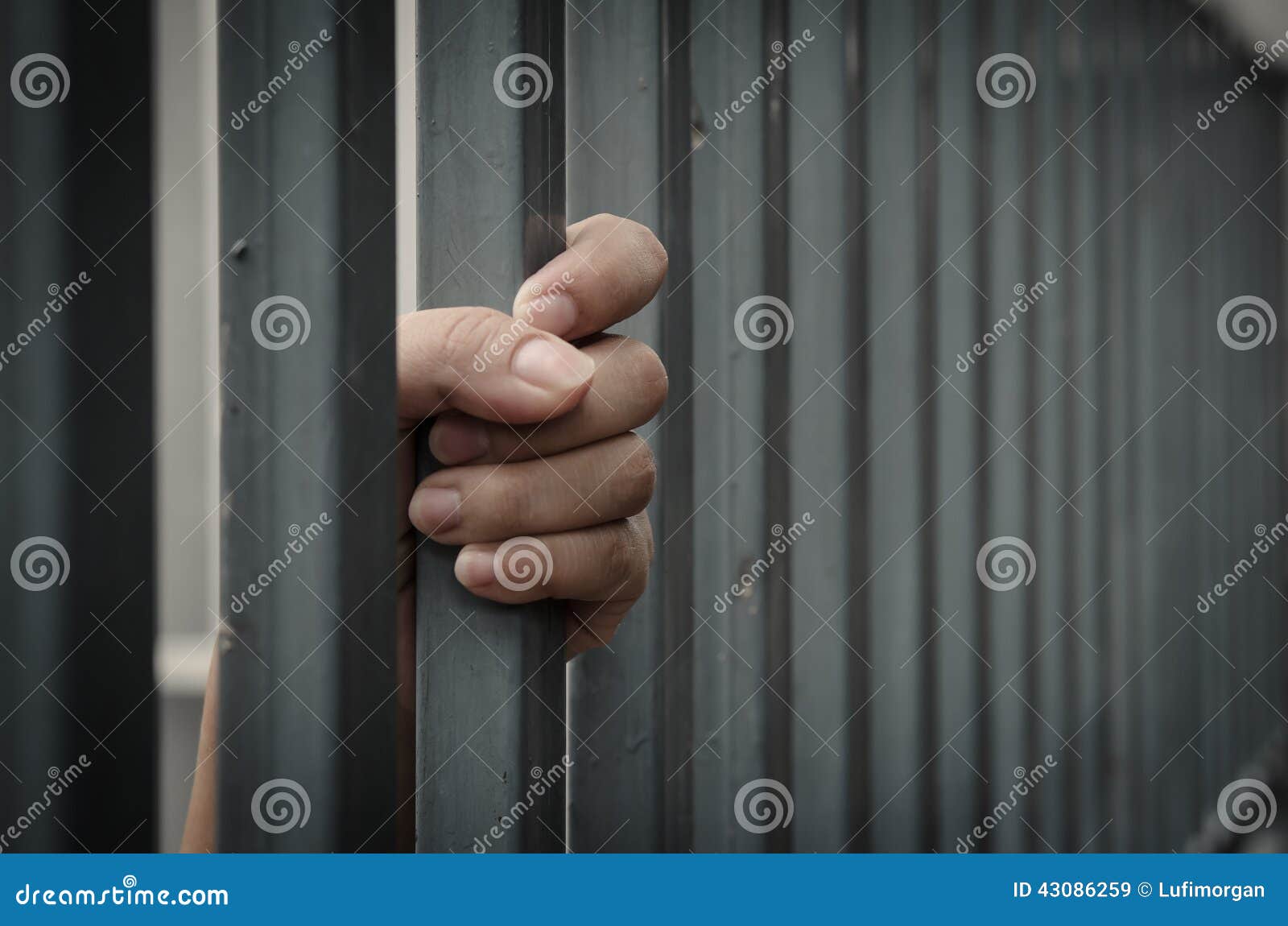 Main en prison image stock. Image du emprisonnez, prison - 43086259