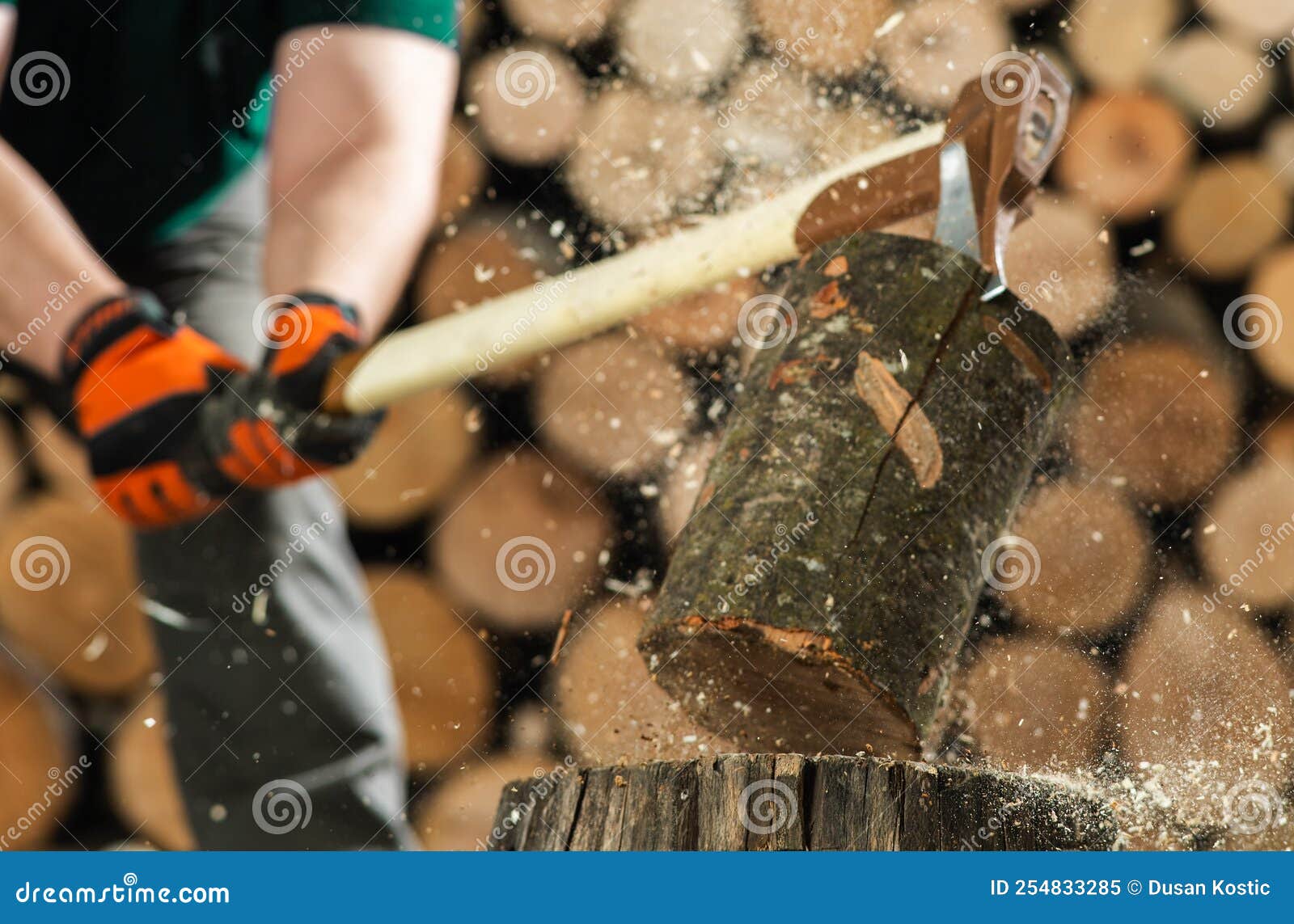 Main Et Hache En Bois De Chauffage Image stock - Image du maison ...