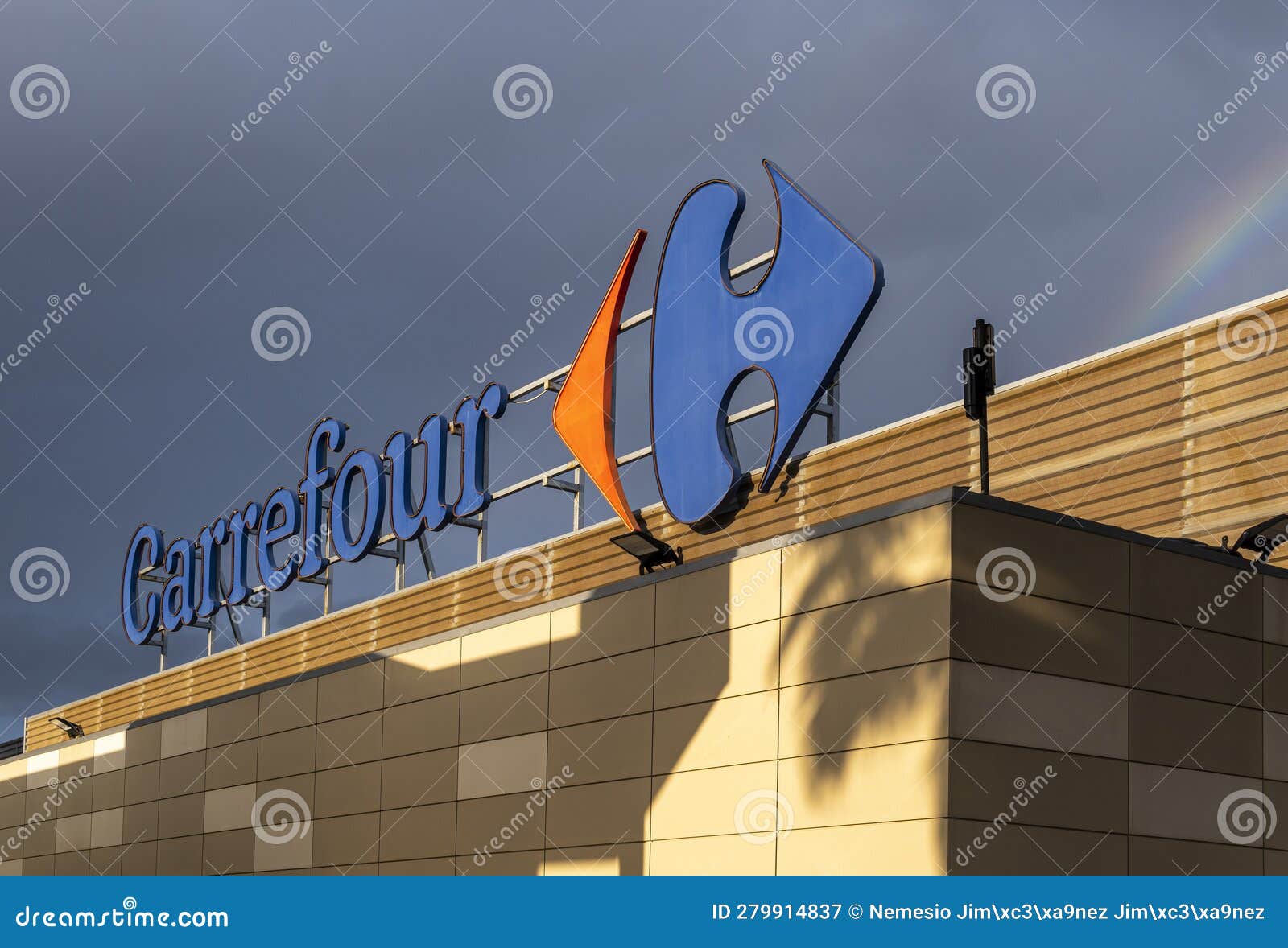 Main Facade of the Multinational Hypermarket Chain Carrefour Editorial ...