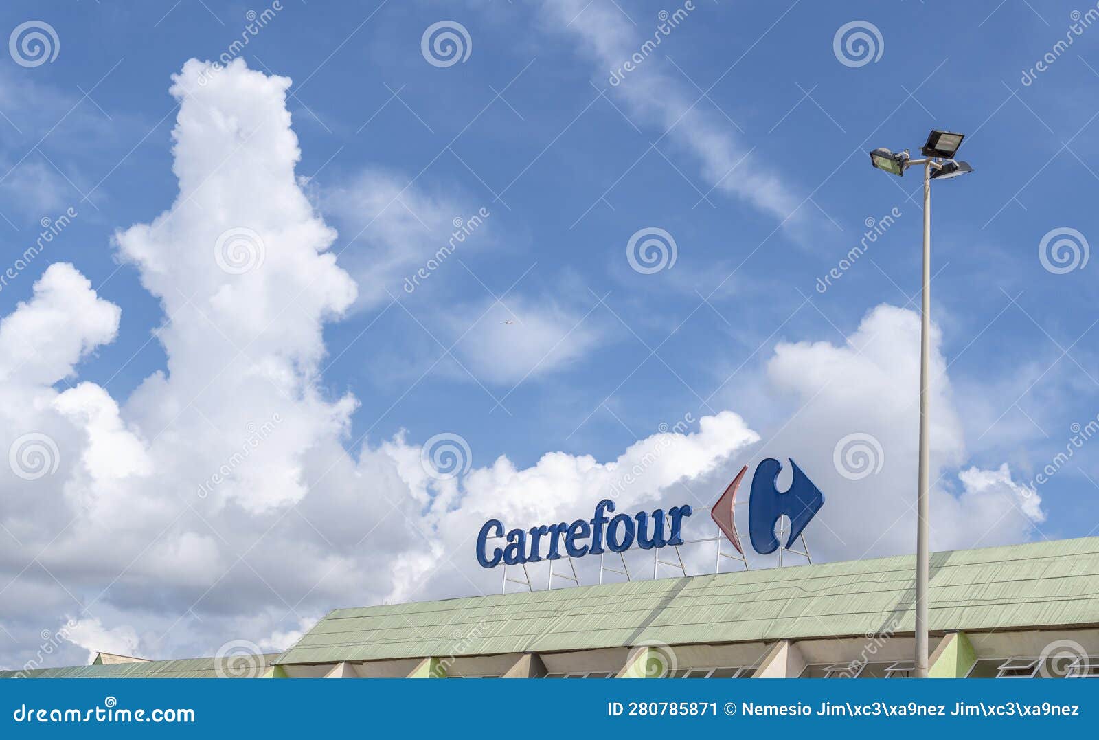 Main Facade of the Multinational Hypermarket Chain Carrefour Editorial ...