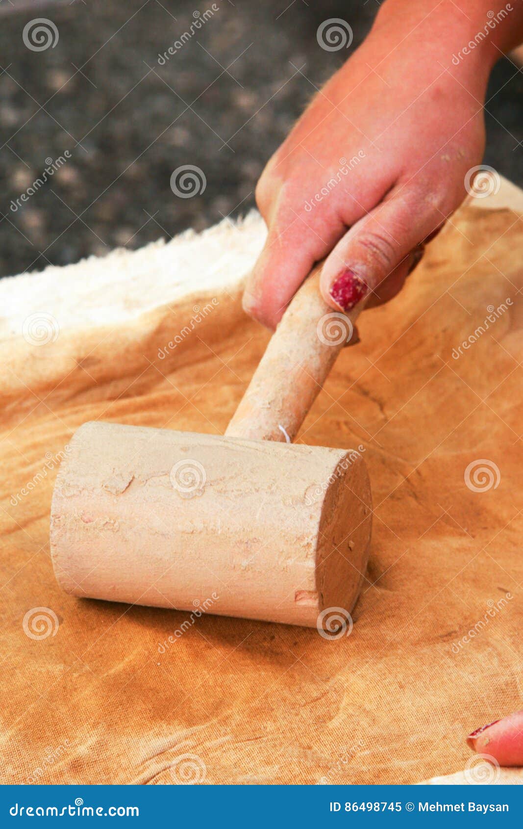 Main Femelle Tenant Le Maillet Image stock - Image du niveau, patio ...