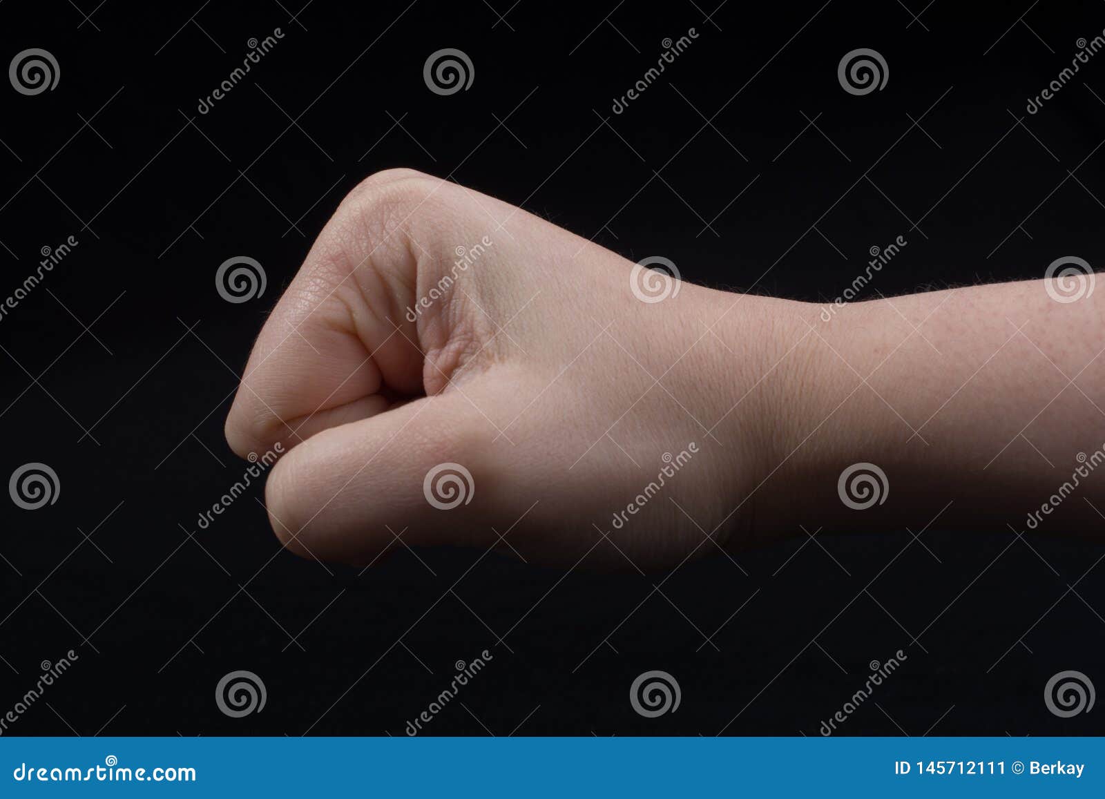 Main Ferm?e Pour Un Geste De Poing Image stock - Image du agressif ...
