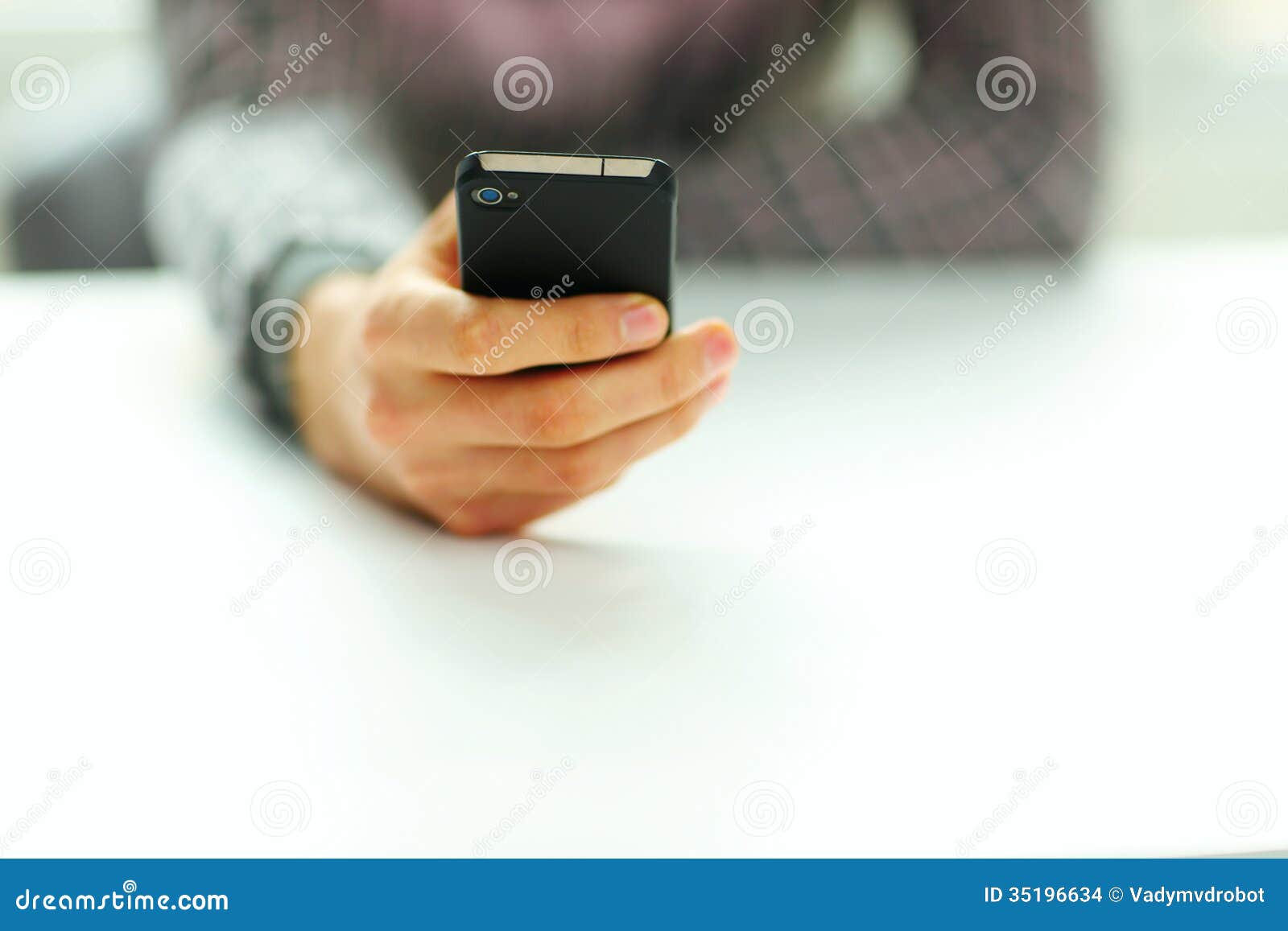 Main Masculine Tenant Le Smartphone Photo stock - Image du traitement ...