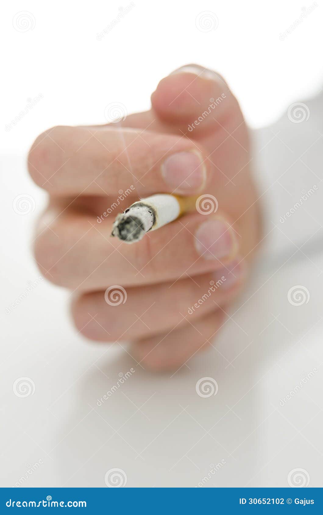 Main Masculine Tenant Une Cigarette Photo stock - Image du concept ...
