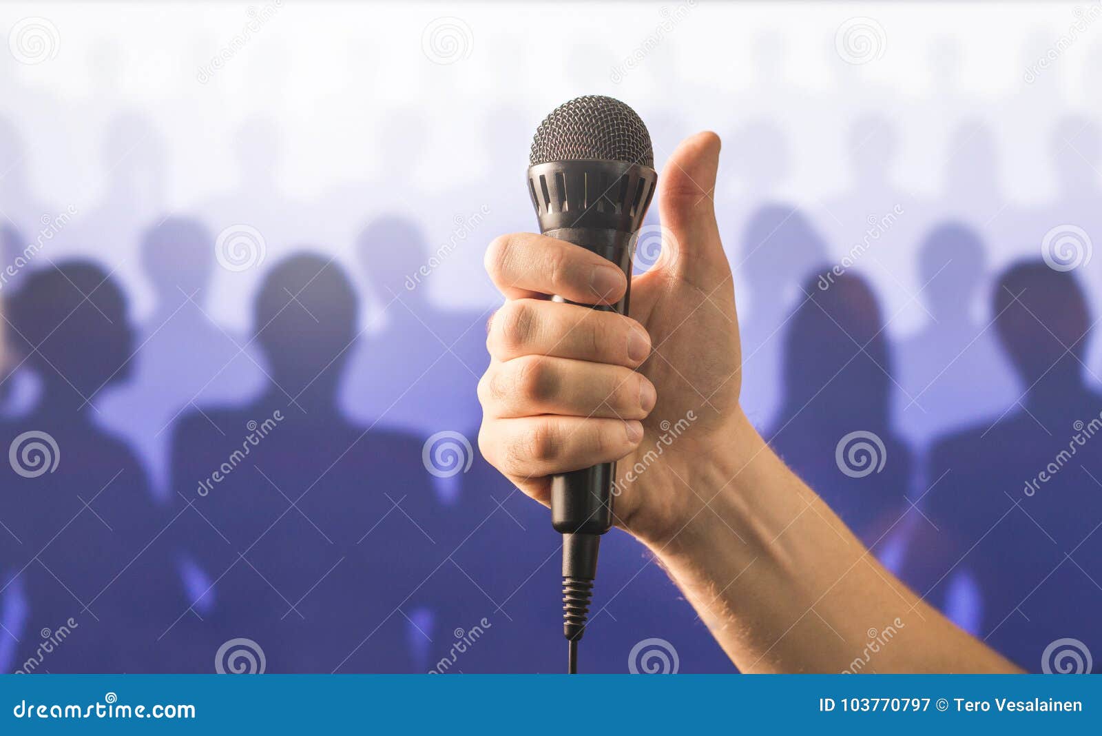 Main Tenant Le Microphone Et Montrant Des Pouces Image stock - Image du ...