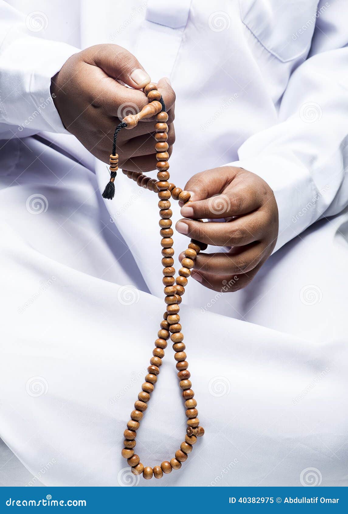 Main Tenant Un Chapelet Musulman Image stock - Image du musulmans ...