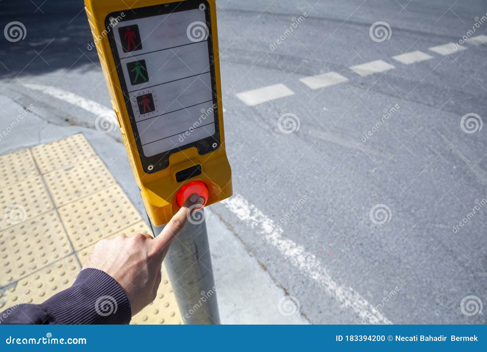 Main Vous Appuyez Sur Un Bouton Photo stock - Image du croisement ...