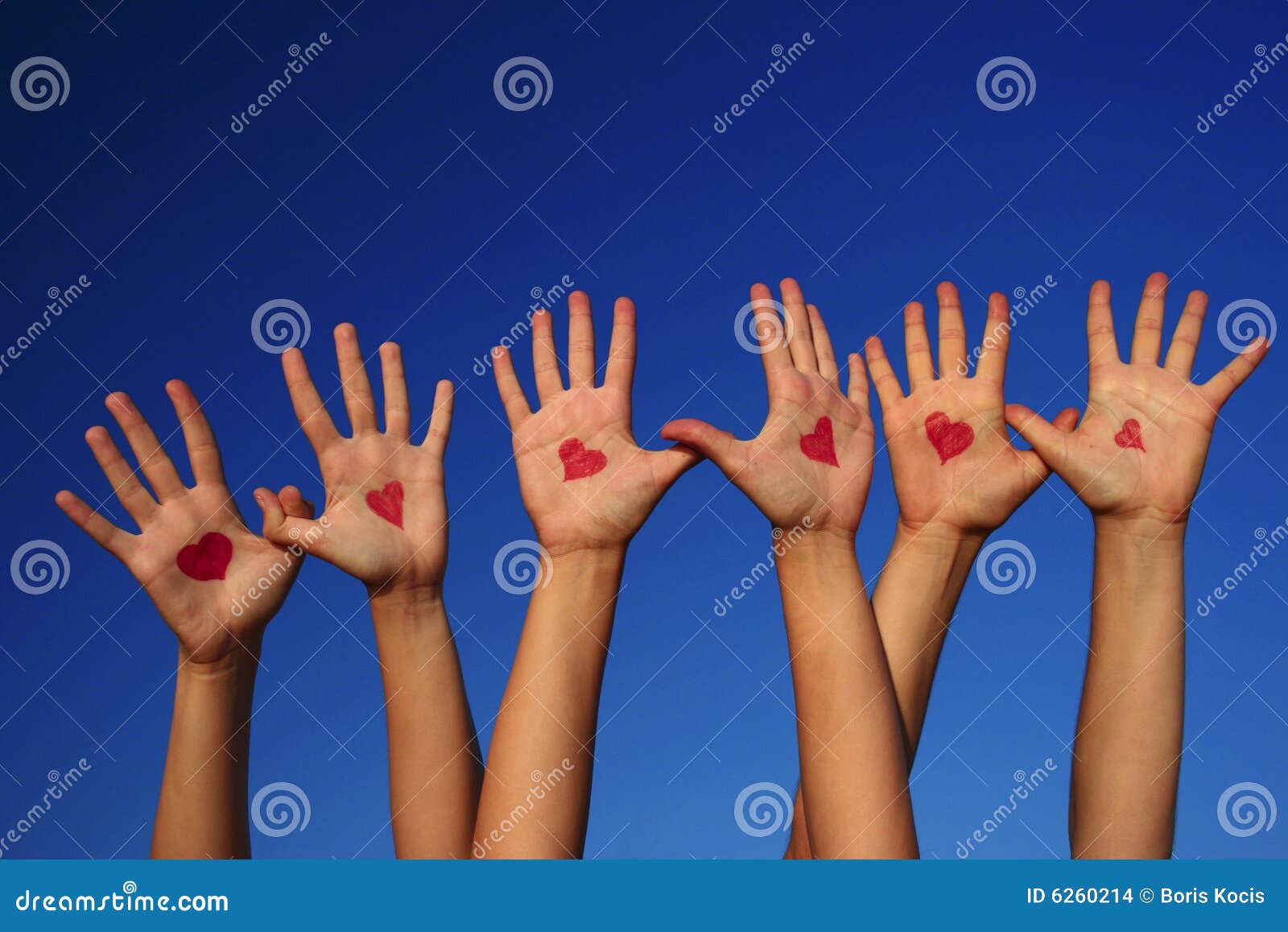 Mains avec des coeurs photo stock. Image du commercial - 6260214