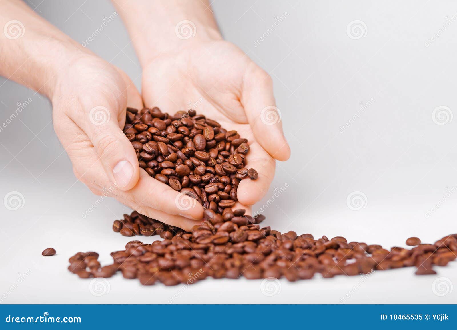 Mains Avec Des Grains De Café Image stock - Image du répandez, brun ...