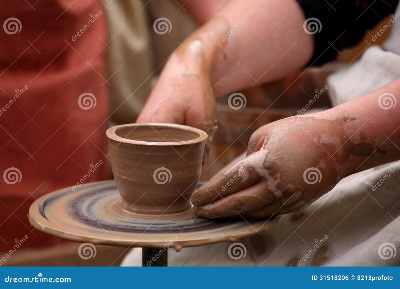 Mains d'un potier, photo stock. Image du ceramique, taupe - 31518206