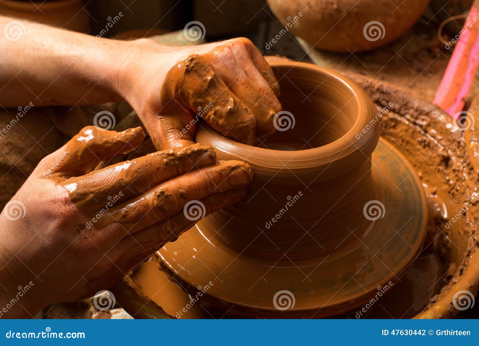 Mains d'un potier photo stock. Image du poterie, choc - 47630442