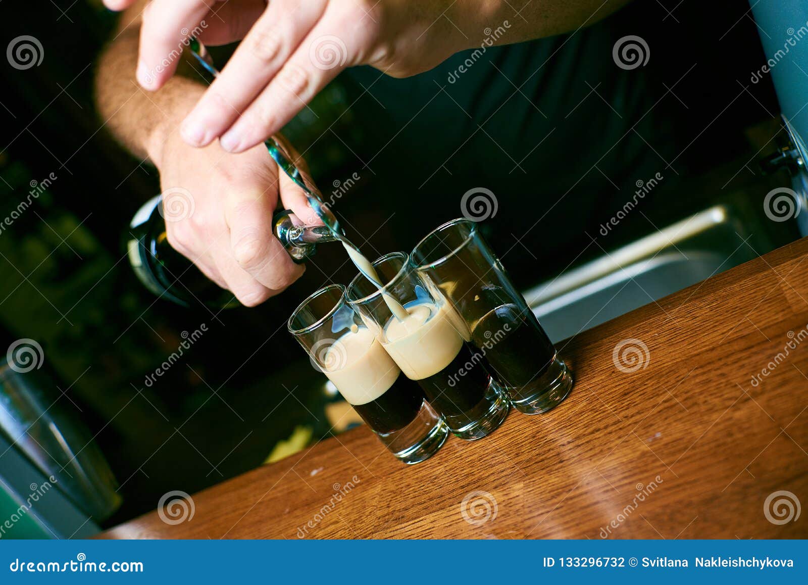 Mains De Barman Versant Un Cocktail Photo stock - Image du tony ...