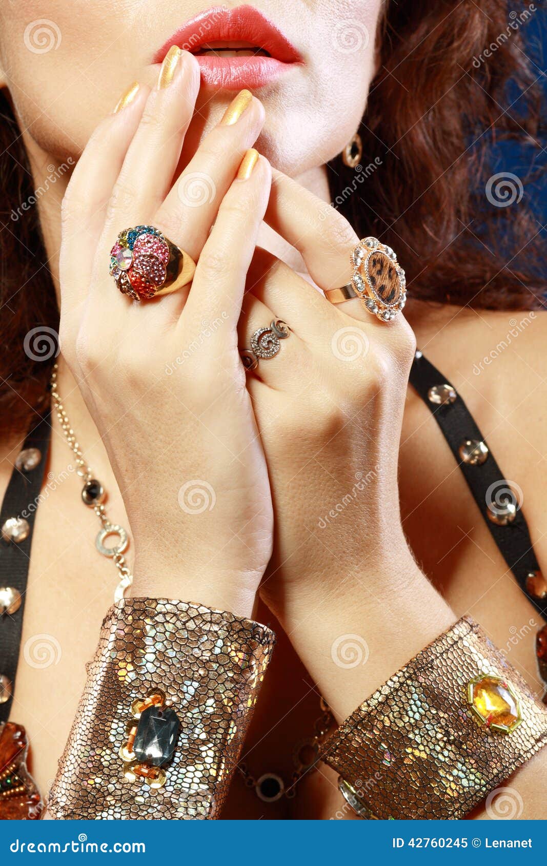 Mains de bijoux image stock. Image du renivellement, charme - 42760245