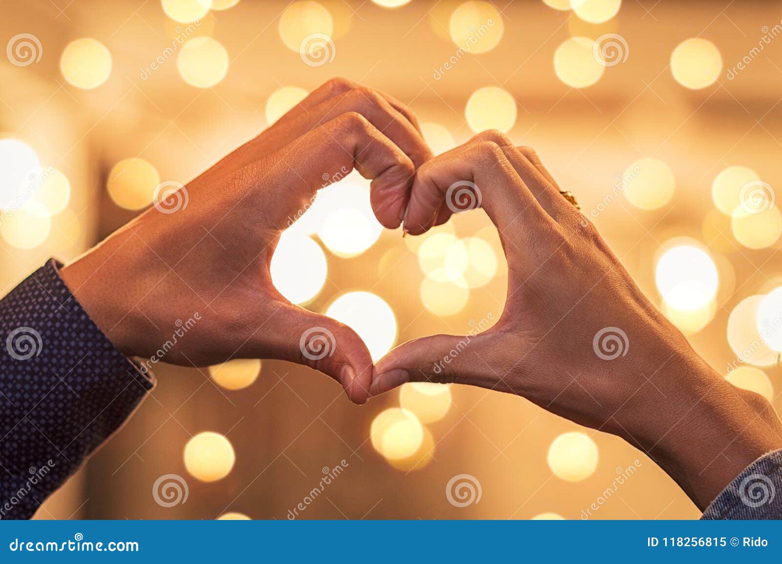 Mains De Couples Faisant La Forme De Coeur Image stock - Image du ...
