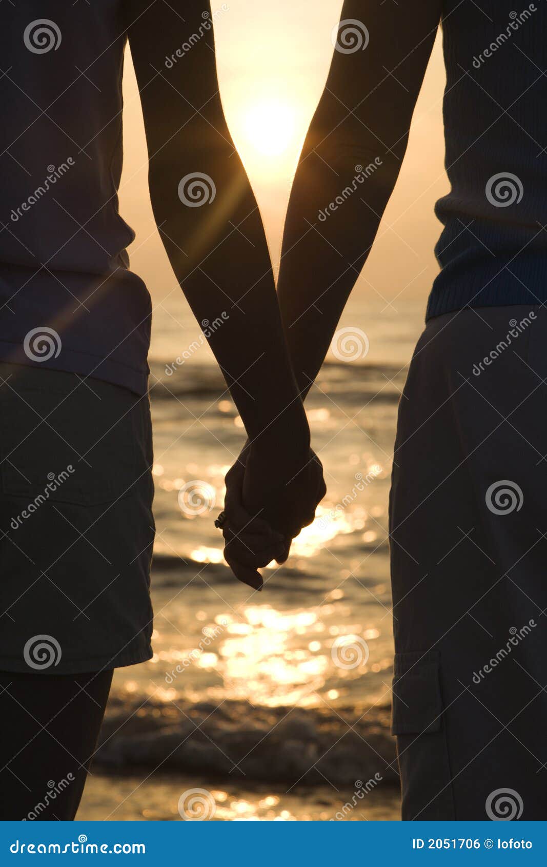 Mains De Fixation De Maman Et De Descendant Photo stock - Image du ...