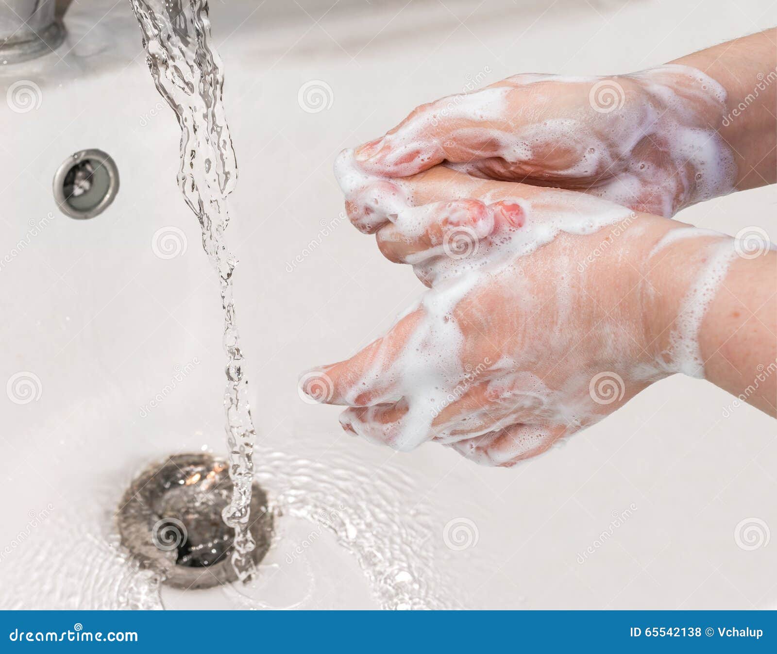 Mains De Lavage Avec De L'eau Le Savon Et Photo stock - Image du bulle ...