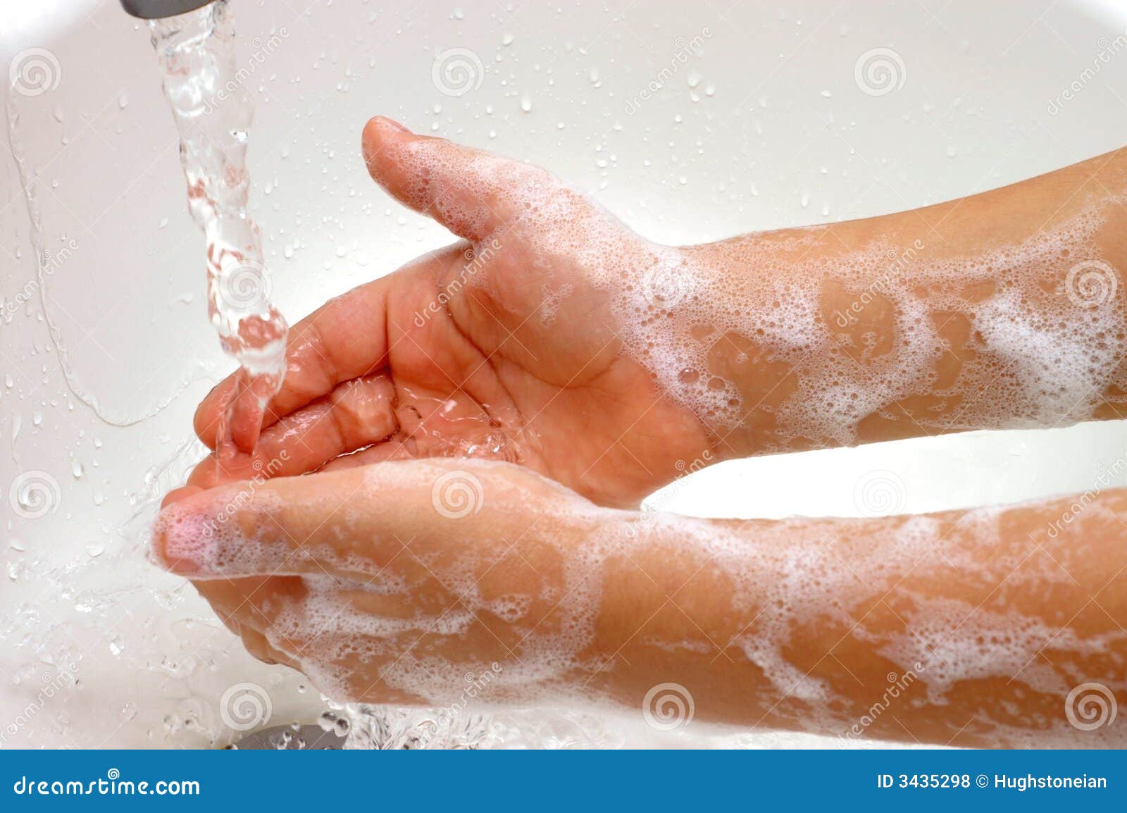 Mains de lavage d'enfant photo stock. Image du savonneux - 3435298