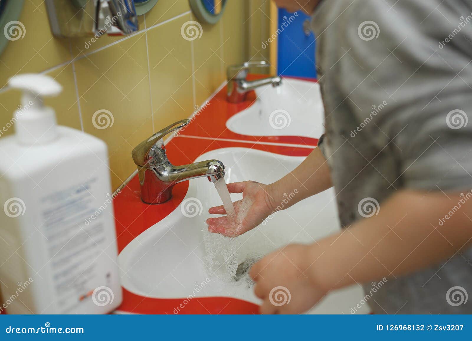 Mains De Lavage Denfant Avec Du Savon Dans La Salle De Bains Dans Le