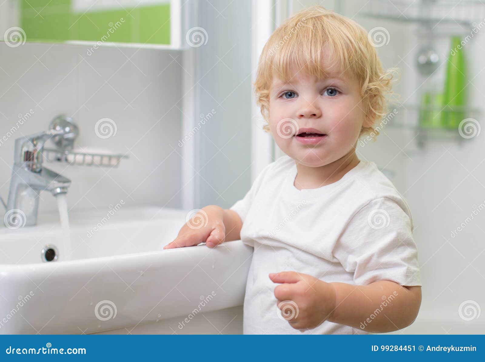 Mains De Lavage Denfant Dans La Salle De Bains Image Stock Image Du