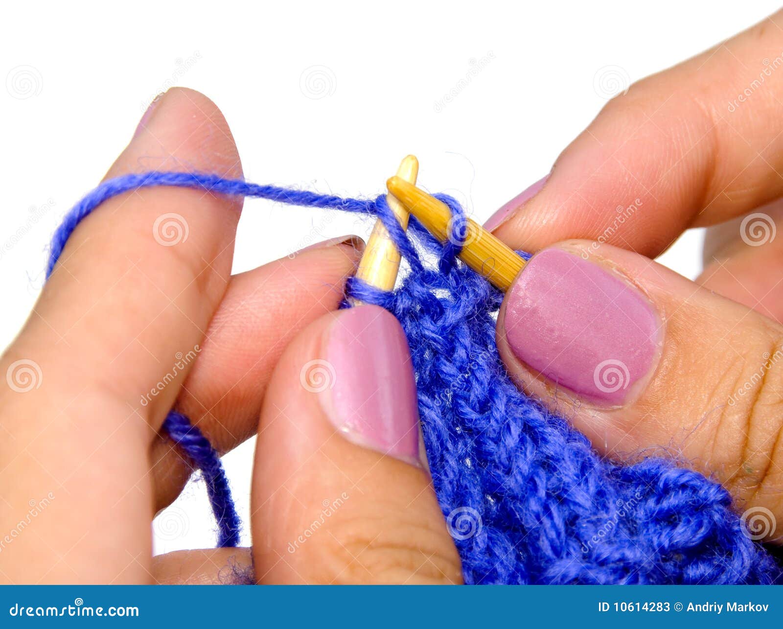 Mains de tricotage image stock. Image du blanc, collet - 10614283