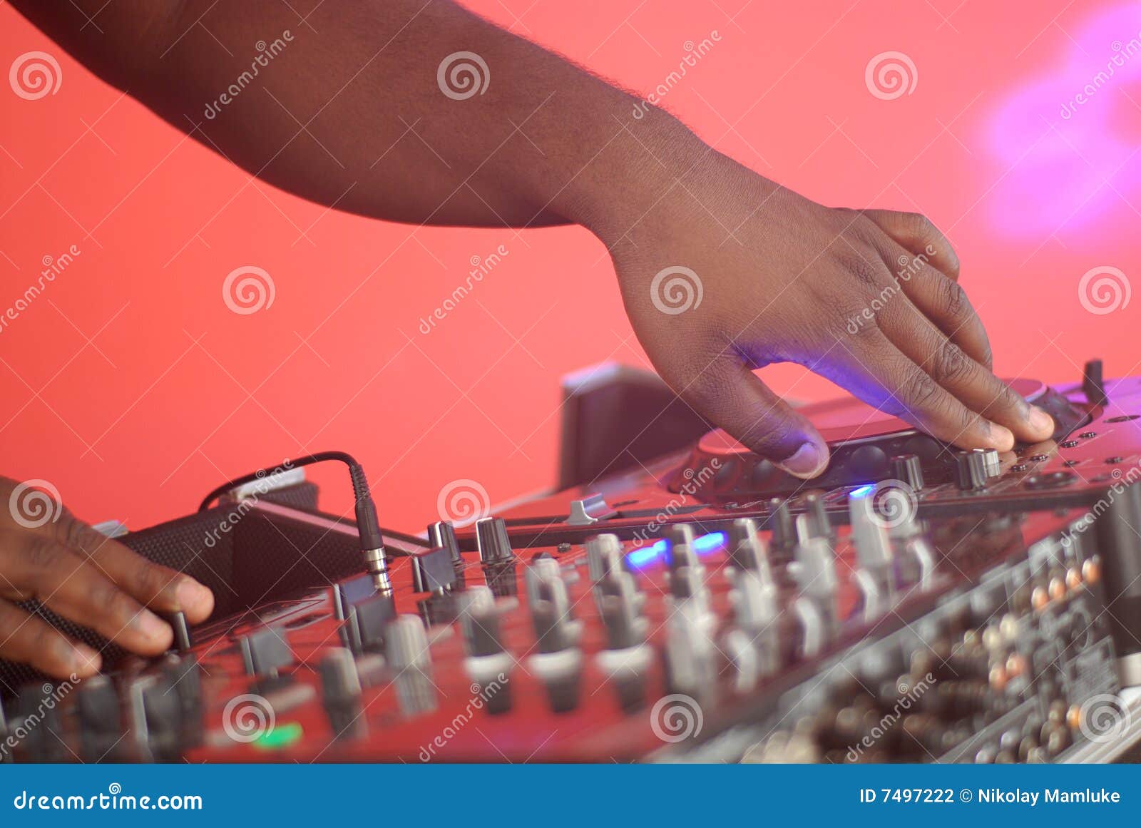 Mains du DJ photo stock. Image du club, électronique, cadran - 7497222