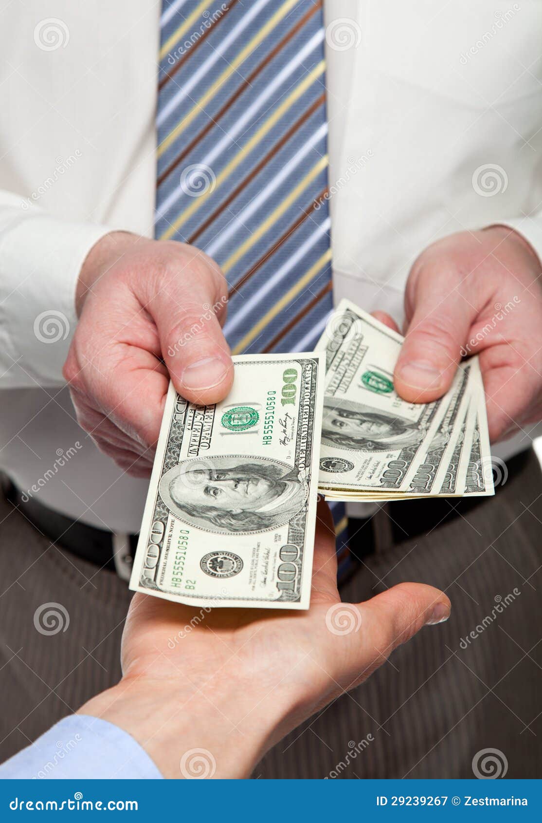 Mains Humaines Permutant L'argent Image stock - Image du main, espèces ...