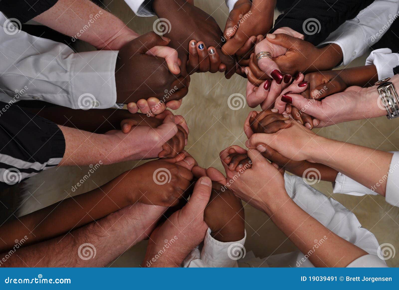 Mains noires et blanches image stock. Image du africain - 19039491