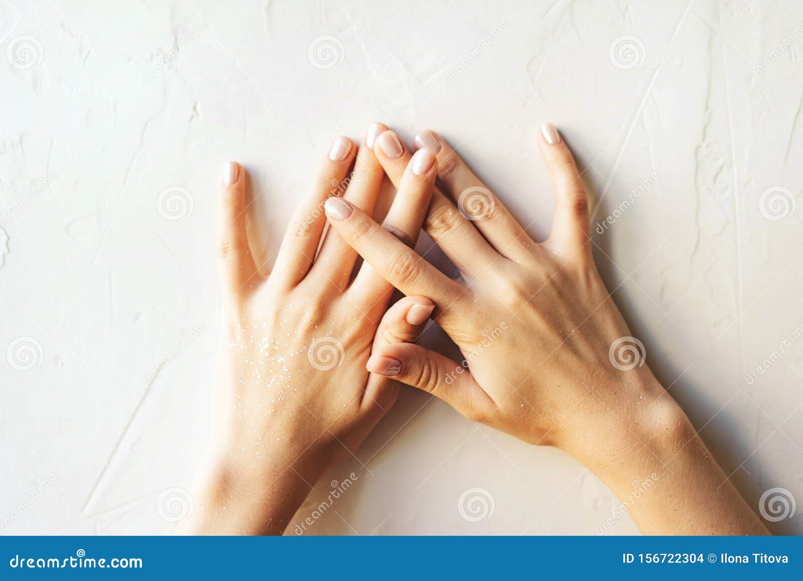 Mains Sur Des Doigts Blancs EntrelacÃ©s Photo stock - Image of amitié ...