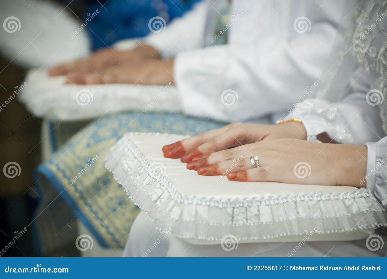 Mains sur les genoux image stock. Image du seul, boucle - 22255817