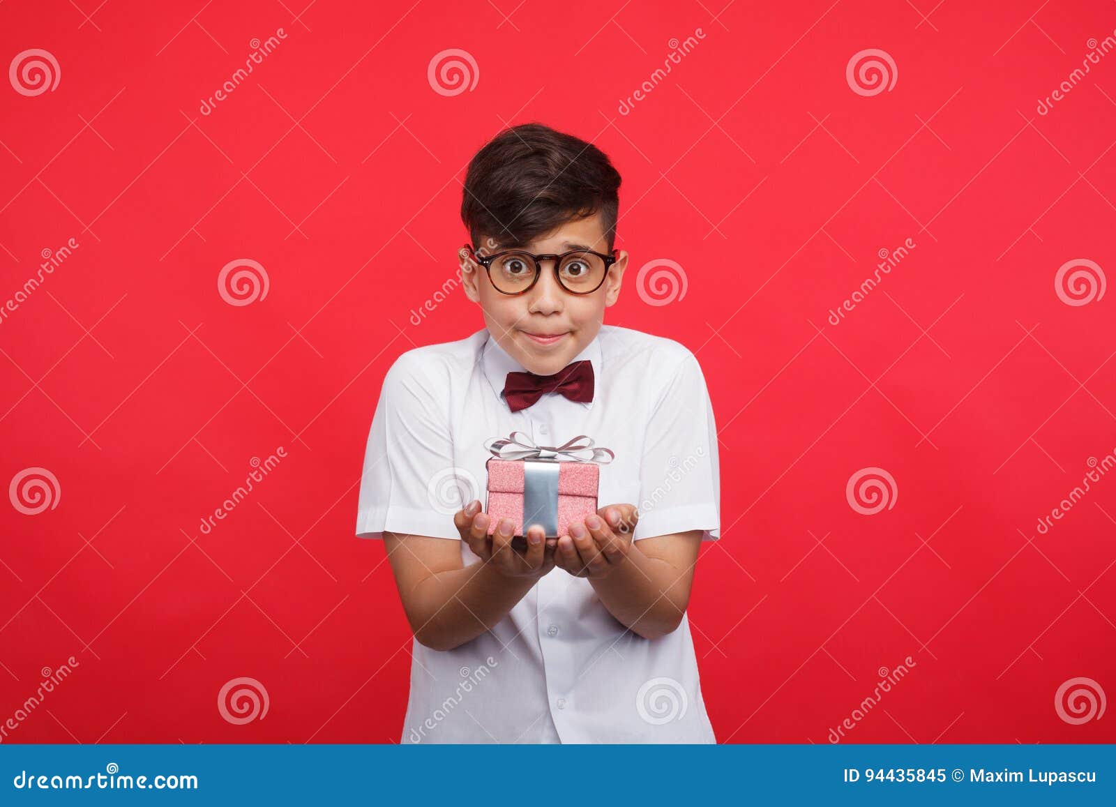 Mains Tendantes De Garçon Timide Avec Le Giftbox Image stock - Image du ...