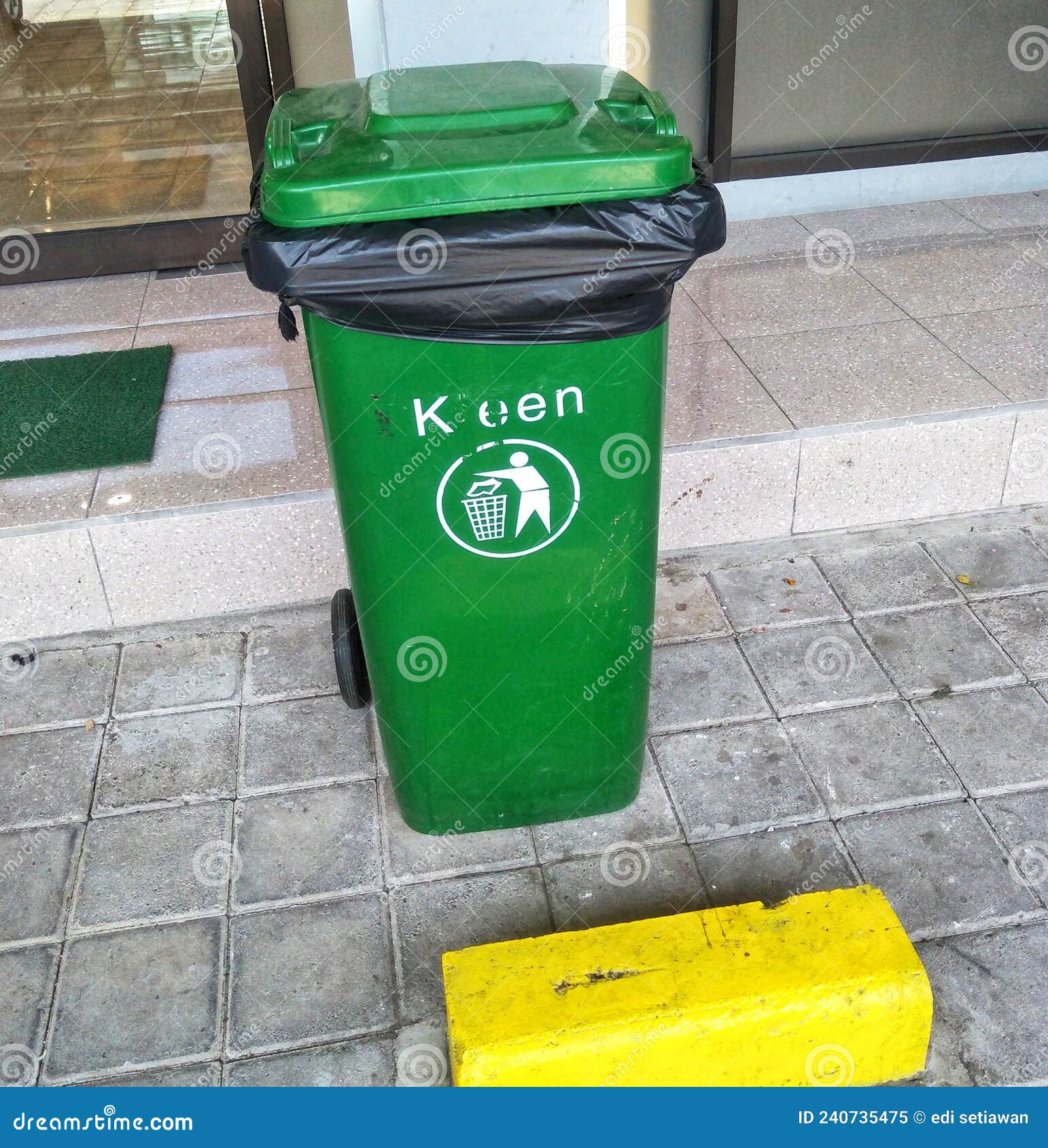 Always Maintain Cleanliness by Throwing Garbage in Its Place Stock ...