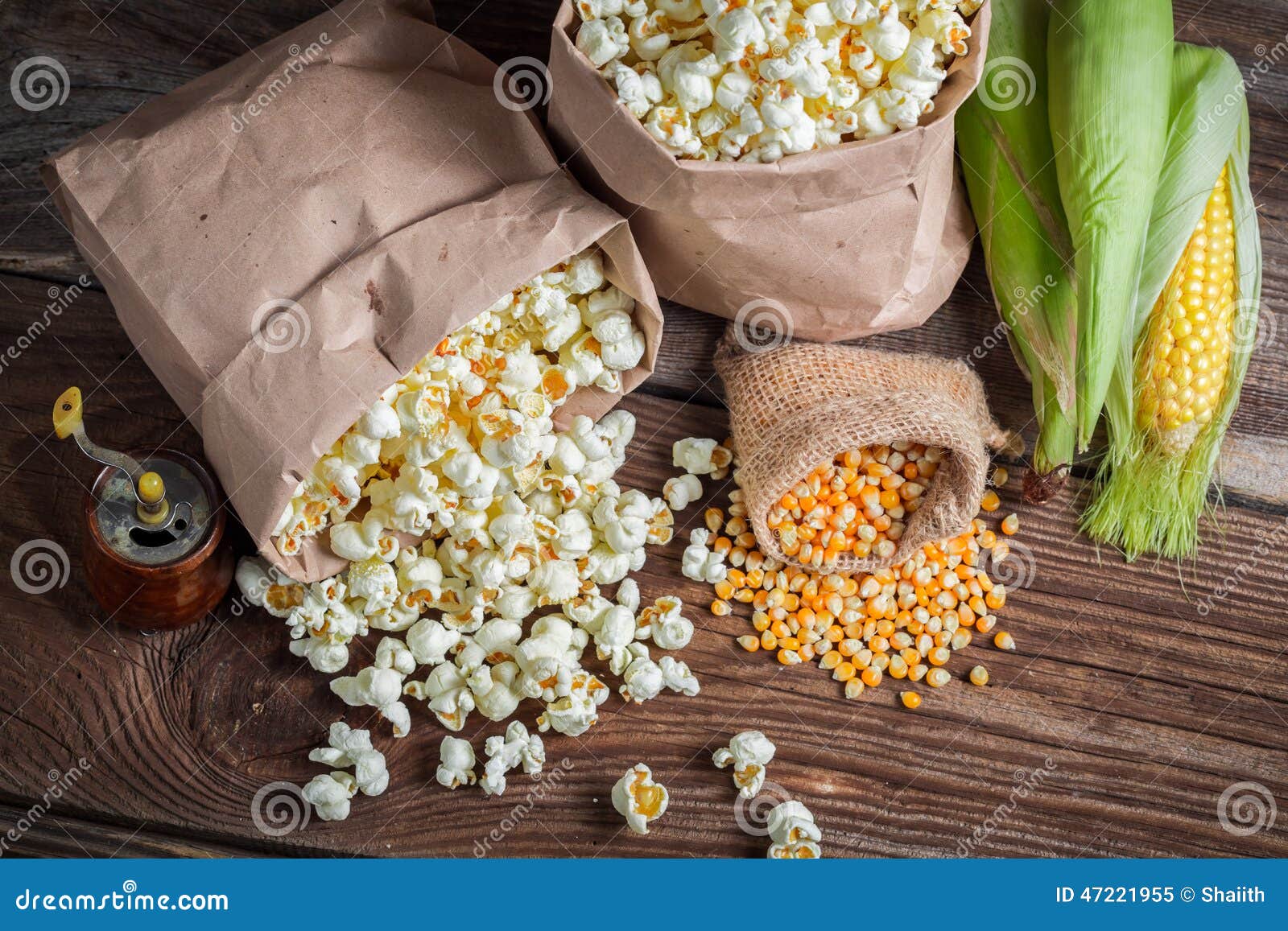 Mais E Popcorn Nella Versione Rustica Immagine Stock - Immagine di ...