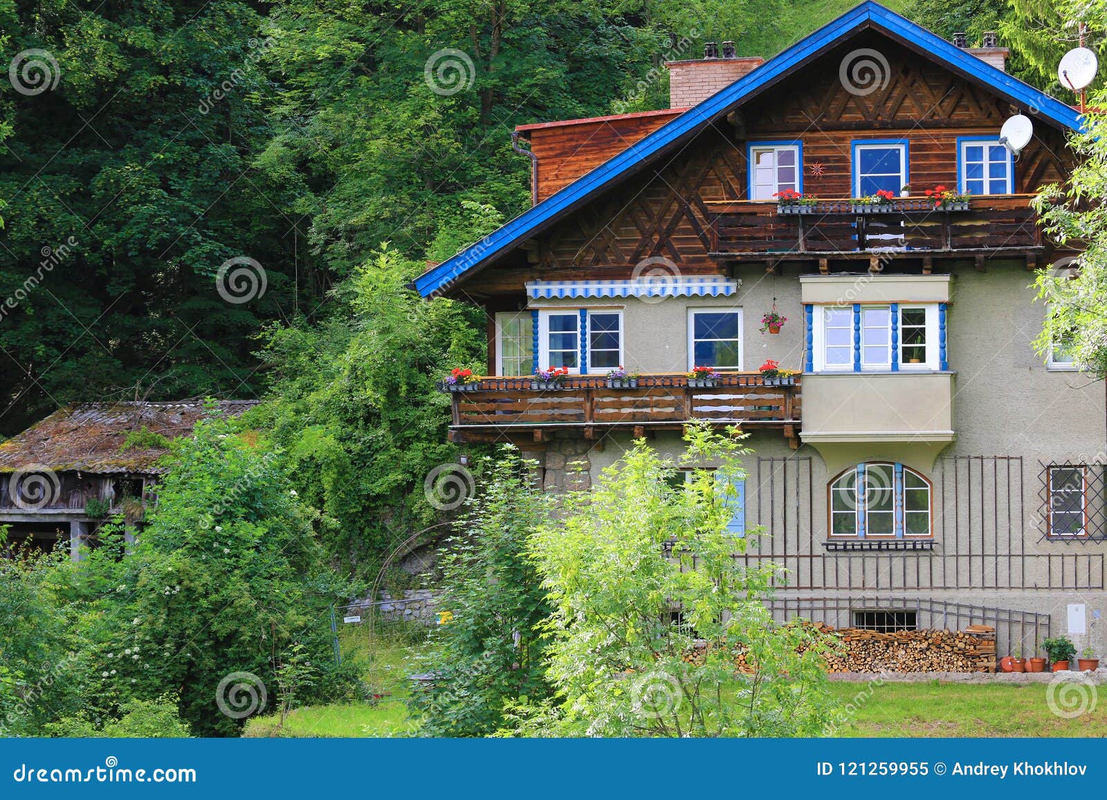 Maison Alpine Autrichienne Typique Avec Des Fleurs Image stock - Image ...