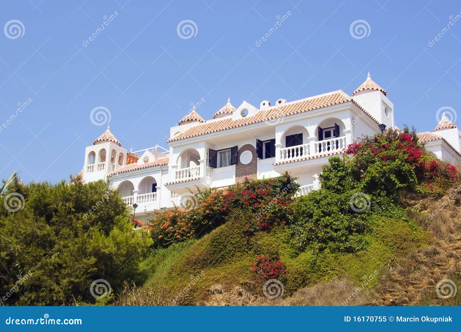 Maison andalouse image stock. Image du urbain, ensoleillé - 16170755