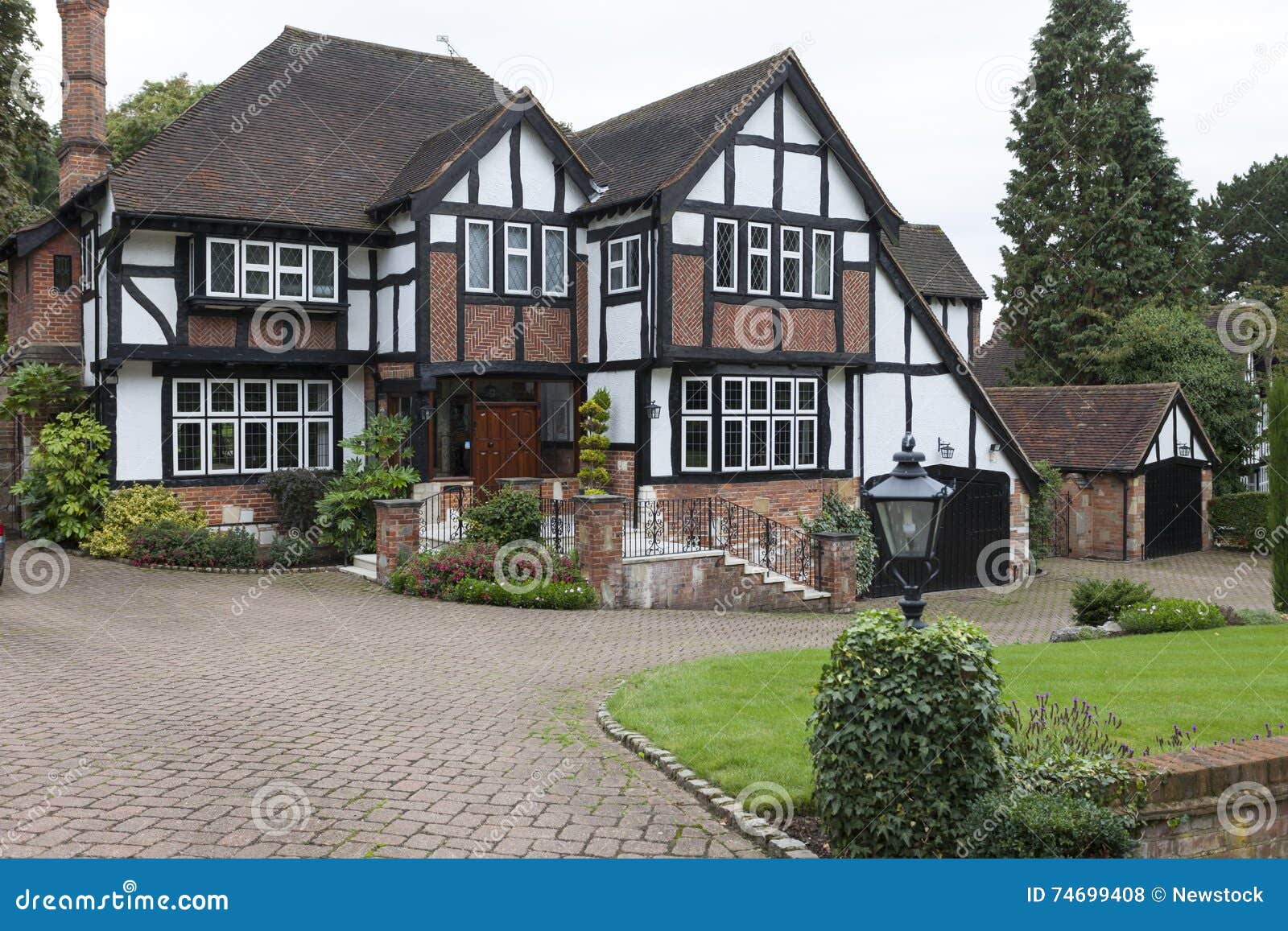 Maison anglaise typique photo stock. Image du lifestyles - 74699408