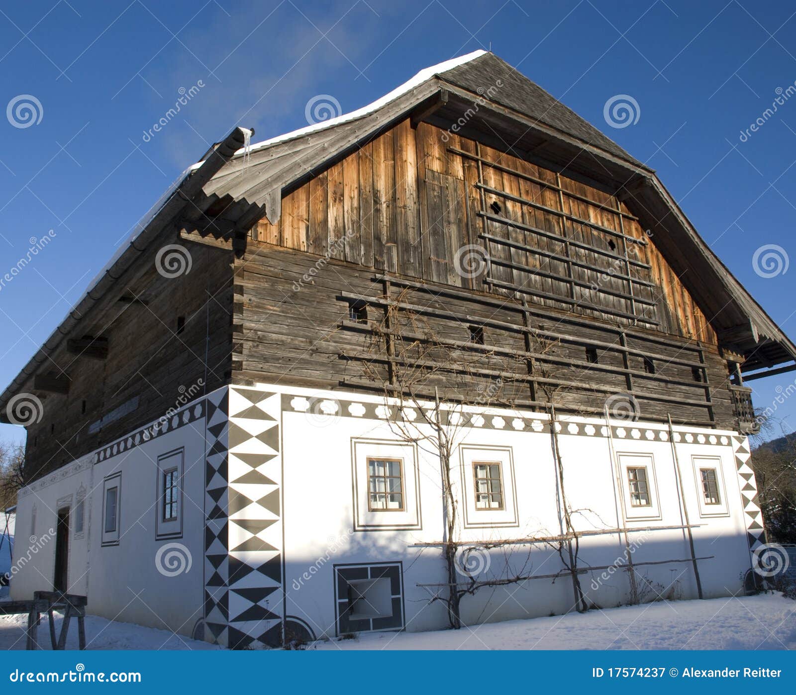 Maison Autrichienne Traditionnelle De Ferme Image stock - Image du ...